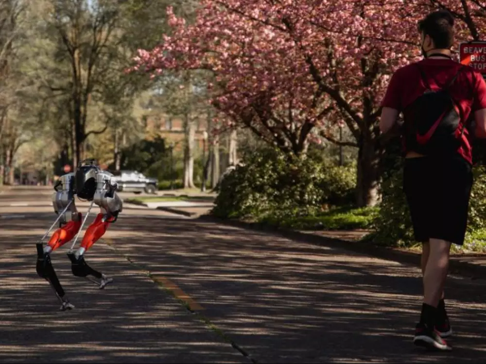 «Աստղային պատերազմներ» – վազող ռոբոտը 5K-ով ավարտում է երկու ոտքով