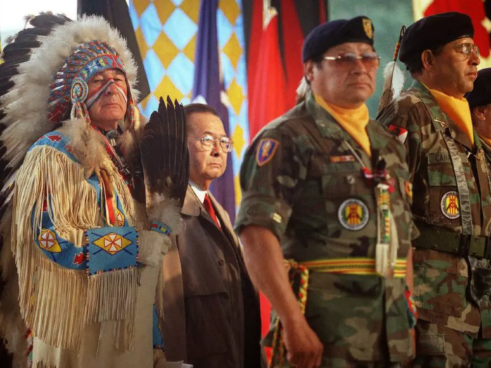 Vestido con ropajes ceremoniales, el Senador Ben Nighthorse Campbell (Cheyenne del Norte), un veterano de la Guerra de Corea, se encuentra con el veterano de la Segunda Guerra Mundial, el Senador Daniel K. Inouye, y los nativos americanos veteranos de la Guerra de Vietnam durante la inauguración del Museo Nacional de los Estados Unidos. Indio en el National Mall. 21 de septiembre de 2004, Washington, D.C. (Mario Tama/ AFP para el Museo Nacional del Indio Americano, Smithsonian)