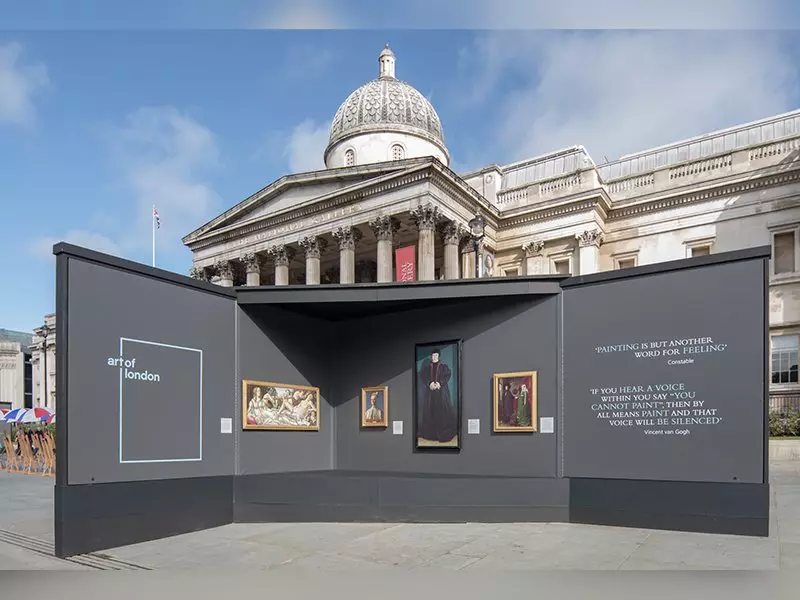 Pohled na pop-up výstavu na londýnském Trafalgar Square