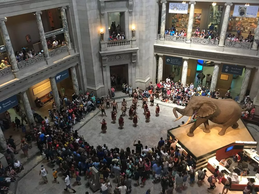 En flok mennesker i Rotunden på Nationalmuseet for Naturhistorie.