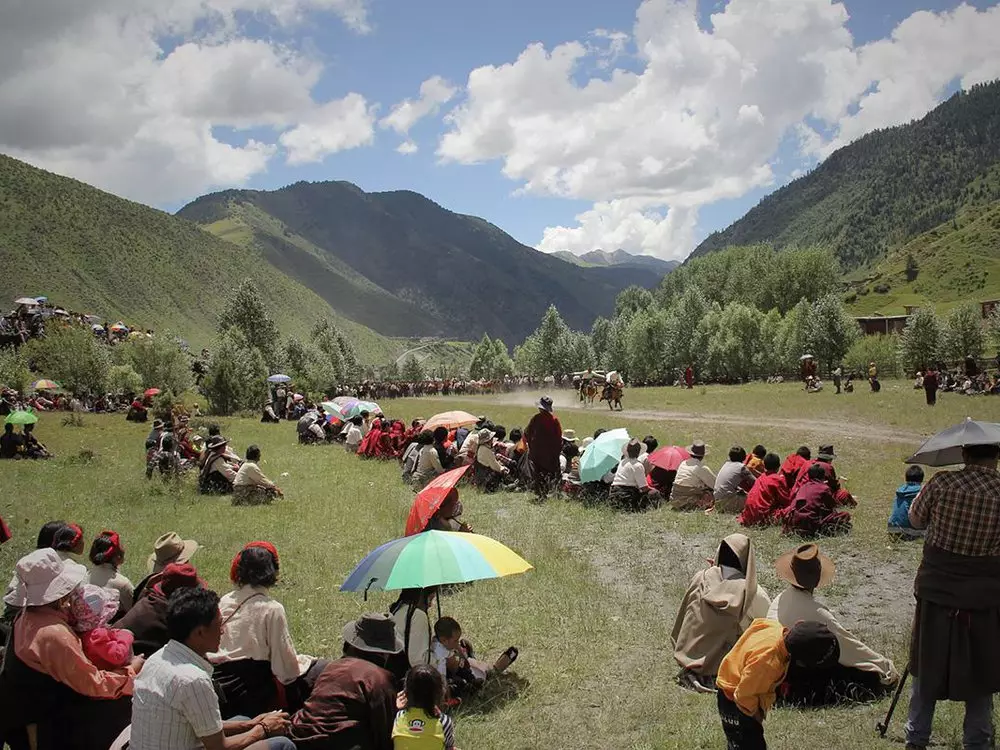 Lelee foto ndị a dị egwu nke egwuregwu ịnyịnya Tibet