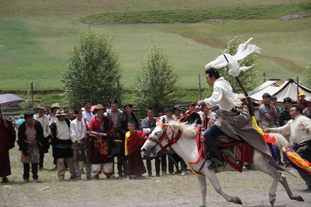 Tingnan ang Mga Nakagagandang Litratong Ito ng isang Tibetan Horseback Sport 21821_1