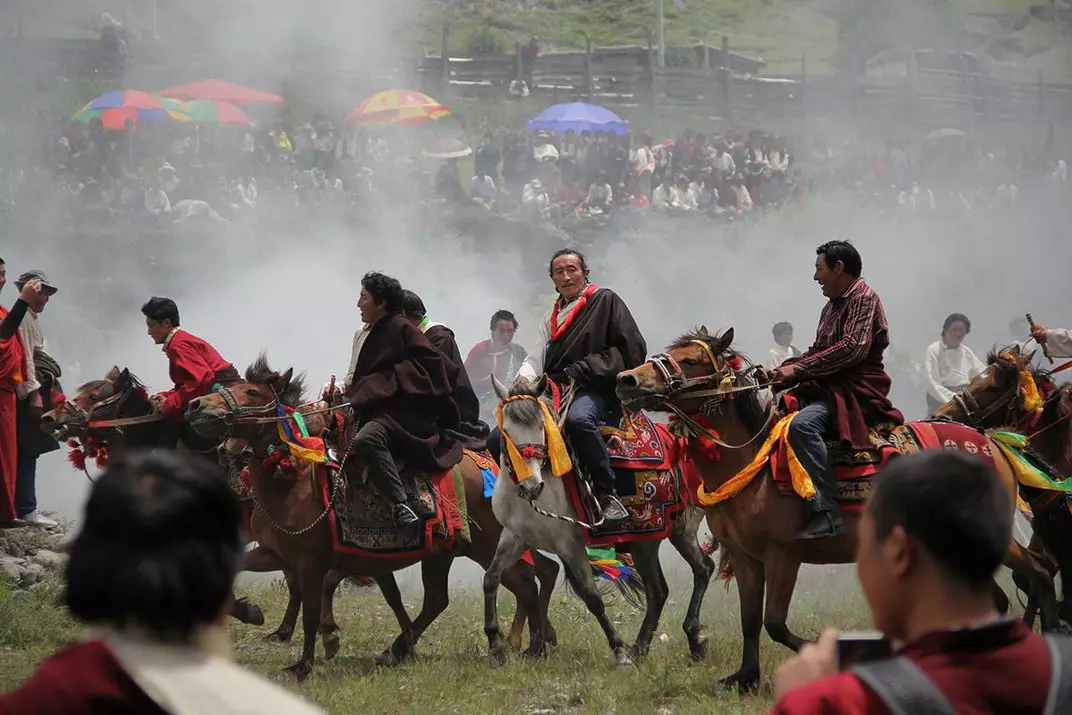 Tan-awa Kini nga Makagagahum nga mga Litrato sa usa ka Tibetan Horseback Sport 21821_11