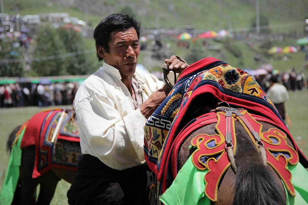 Tingnan ang Mga Nakagagandang Litratong Ito ng isang Tibetan Horseback Sport 21821_13