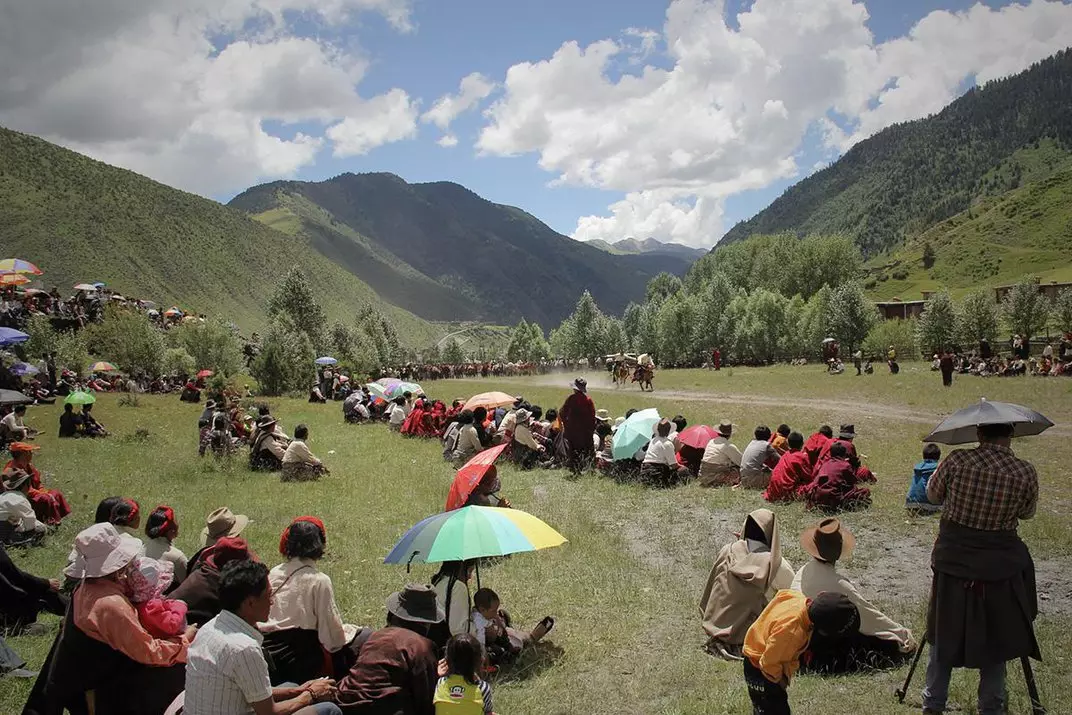 Перегляньте ці приголомшливі фотографії тибетського кінного спорту 21821_14