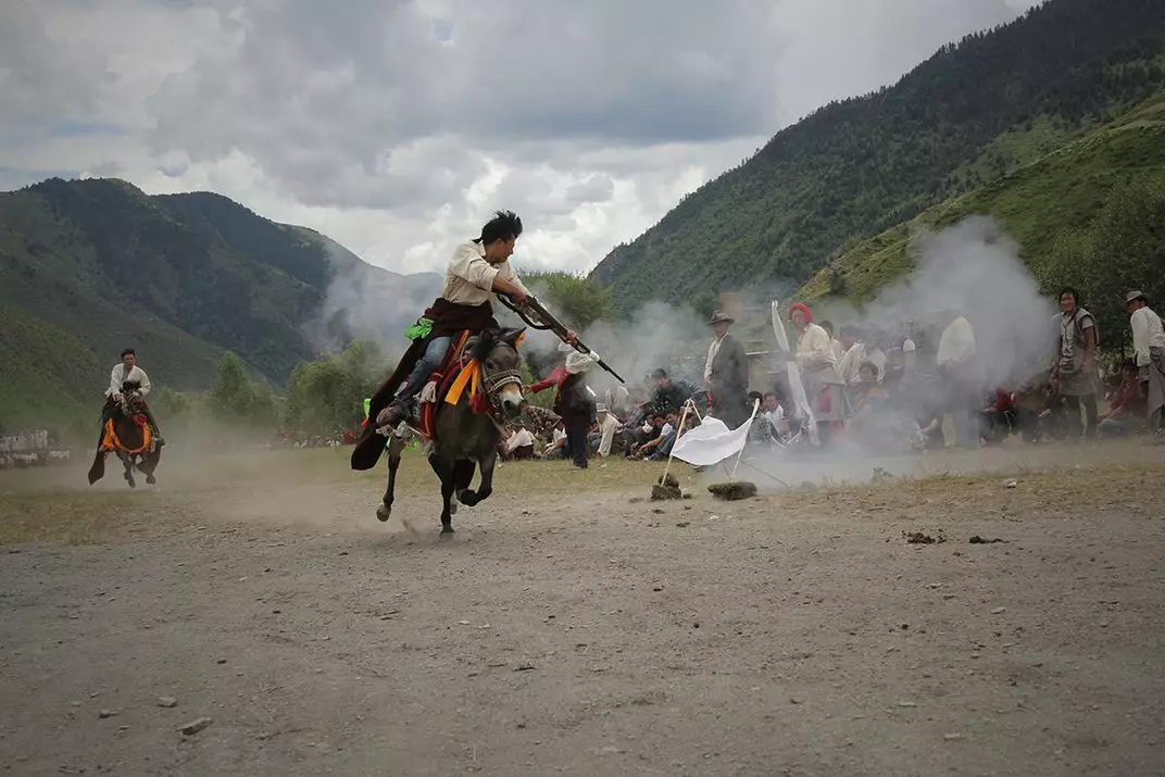 Kyk na hierdie pragtige foto's van 'n Tibetaanse perdesport 21821_2