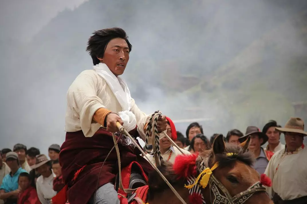 Tan-awa Kini nga Makagagahum nga mga Litrato sa usa ka Tibetan Horseback Sport 21821_3