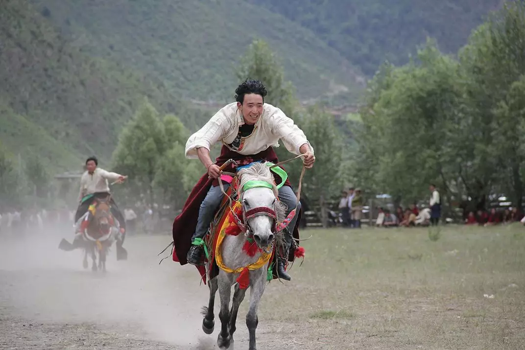 Tan-awa Kini nga Makagagahum nga mga Litrato sa usa ka Tibetan Horseback Sport 21821_4