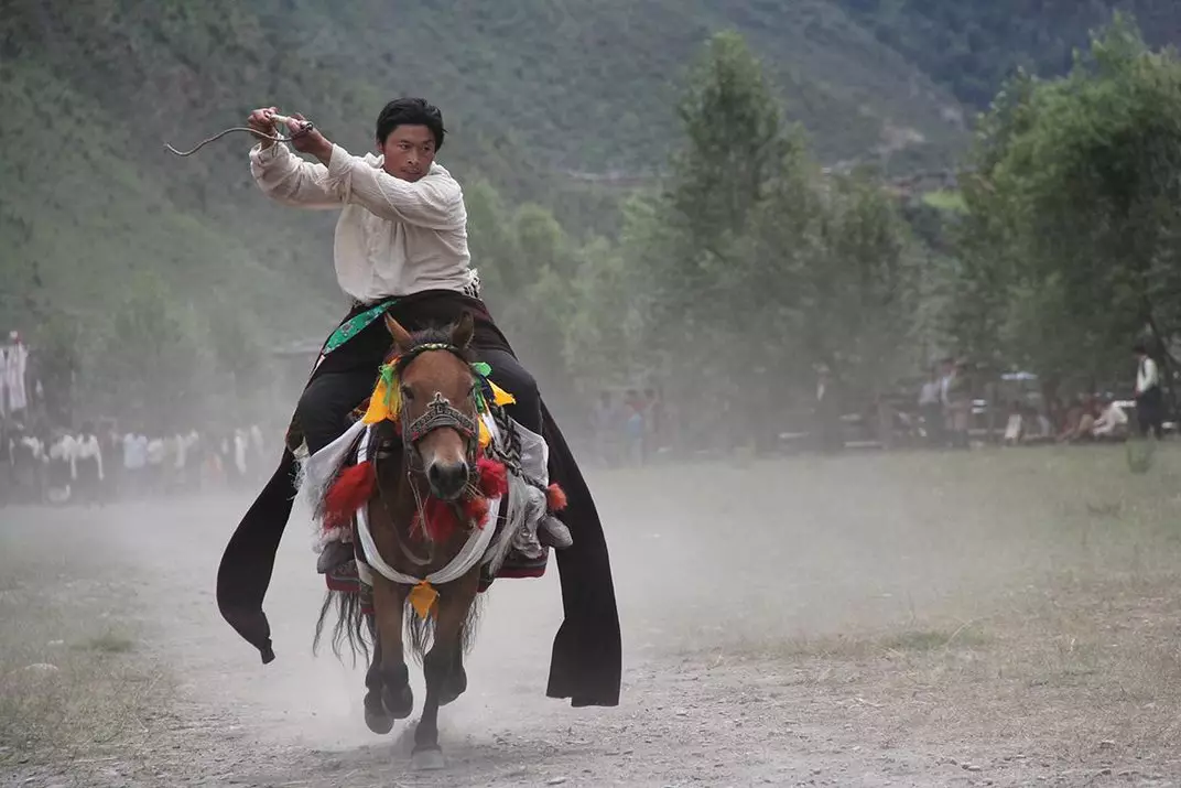 تحقق من هذه الصور المذهلة لرياضة التيبت على ظهور الخيل 21821_6
