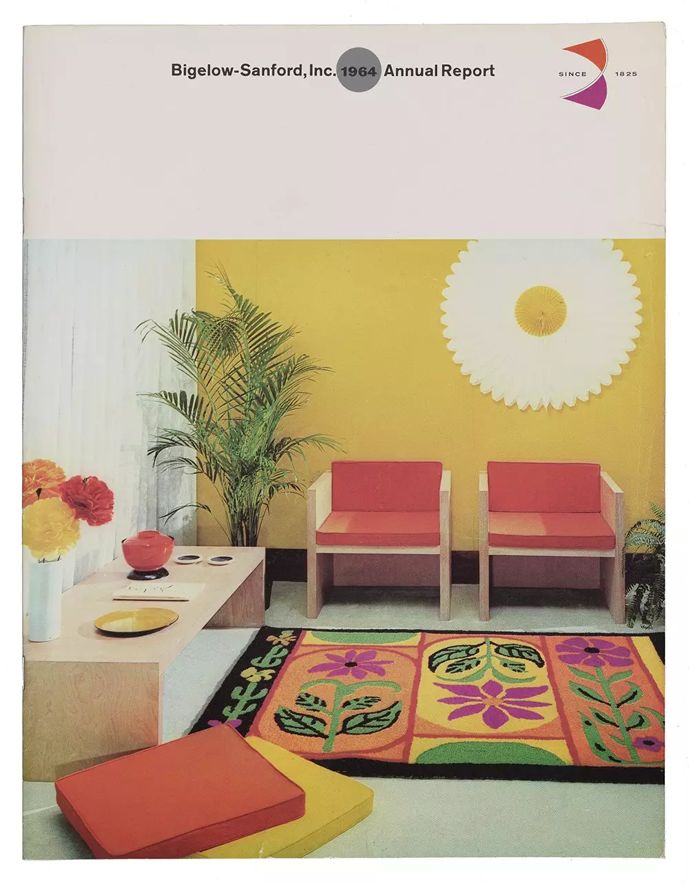 Portada del informe corporativo con una fotografía de una sala de espera de colores brillantes con una pared amarilla; planta de palma grande; dos sillas rojas; una mesa baja con flores y otros objetos; dos cojines cuadrados naranjas y amarillos en el suelo.