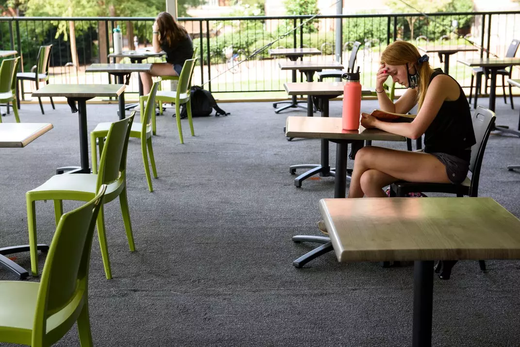 Estudantes universitários em sala de aula ao ar livre