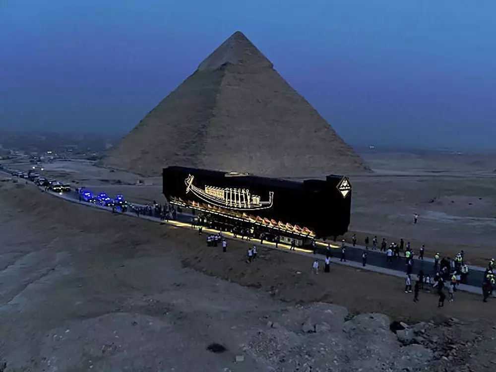 Vue du bateau déplacé devant les pyramides de Gizeh