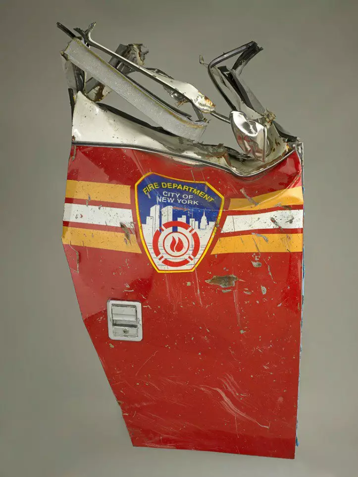 Herinnering aan 9/11: Brooklyn Squad 1 Fire Truck Door 21863_2