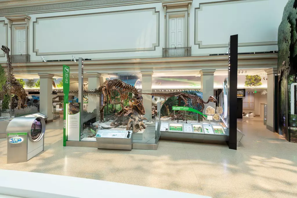 Музејска изложба која приказује фосиле диносауруса