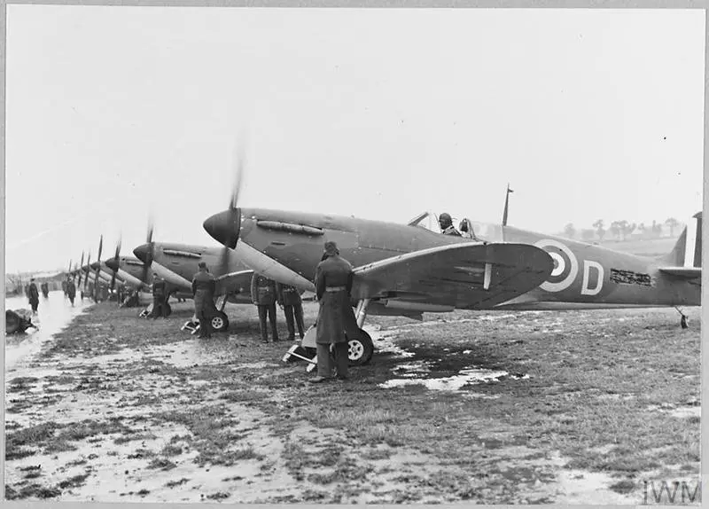Ang 65 Squadron nakadawat og walo ka bag-ong Spitfires pinaagi sa pag-sponsor sa East India Fund niadtong Hulyo 1940. Kining bag-ong Spitfires nagpakita sa de Havilland nga kanunay nga tulin nga mga propeller.