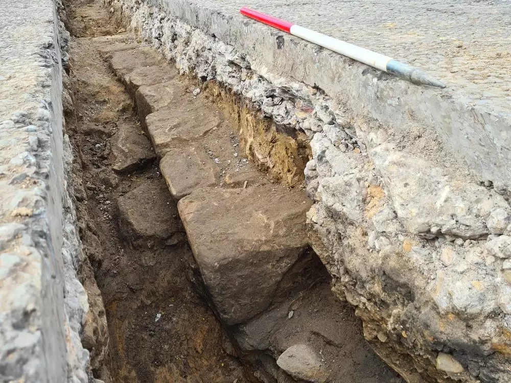 Over het hoofd gezien gedeelte van de muur van Hadrianus ontdekt onder drukke straat in Newcastle