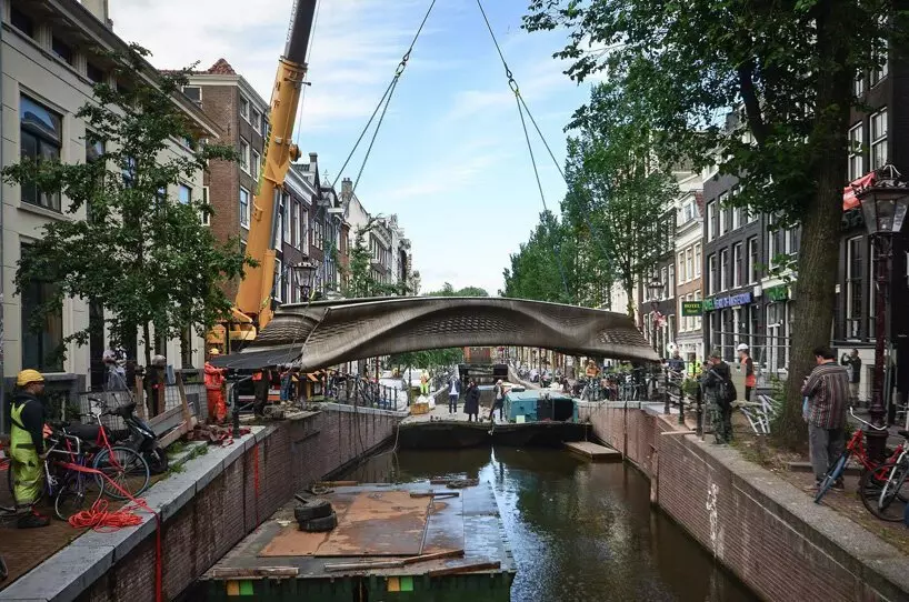 Gezicht op de brug in aanbouw in Amsterdam