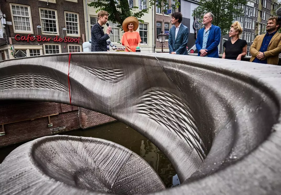 Regina Máxima a Olandei a inaugurat podul cu ajutorul unui robot