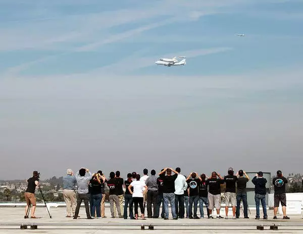 Mana, siz kosmik kemaga qaraganingizda Space Shuttle Endeavour nimalarga qaradi