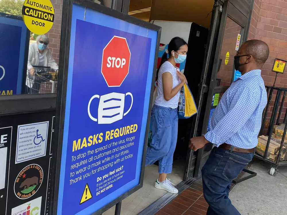 Individuen die maskers dragen in de supermarkt