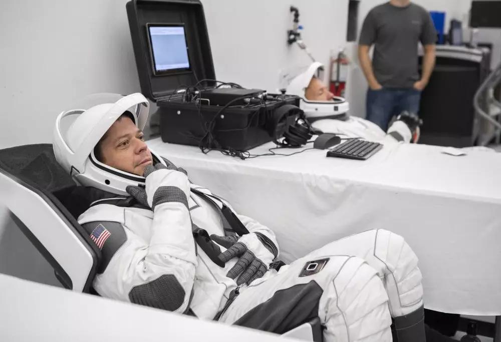 Gisulayan sa mga Astronaut ang Ilang Nindot nga Bag-ong SpaceX Flight Suits