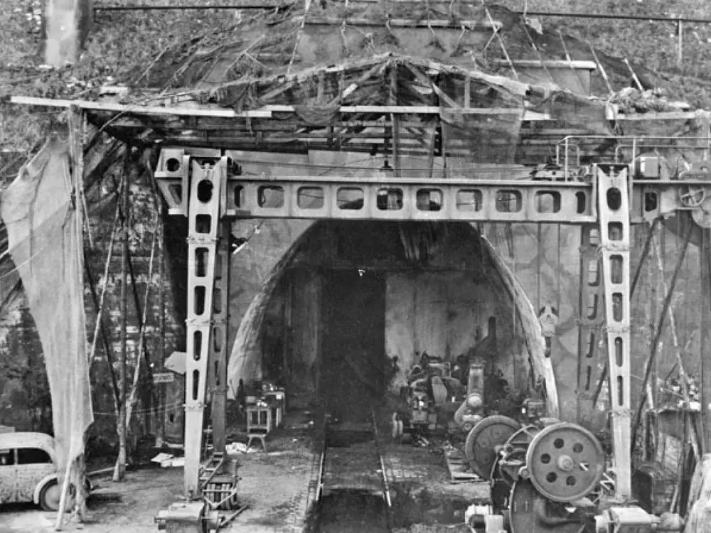 En av ingångarna till Mittelwerks underjordiska tunnlar, fotograferad av den amerikanska armén efter befrielsen i april 1945.