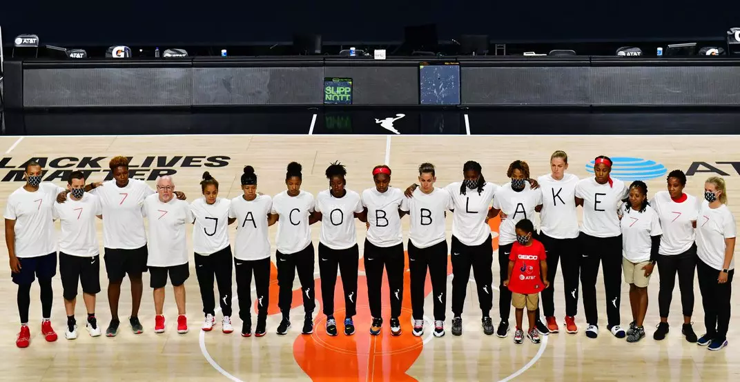 “Washington Mystics” -iň her biri, Fisk güýmenje merkezinde Wiskonsin polisiýasynyň Kenosha tarapyndan Jeýkob Bleýkiň atylmagyna nägilelik bildirip, arkasyna ýedi ok bilen ak futbolka geýýär.