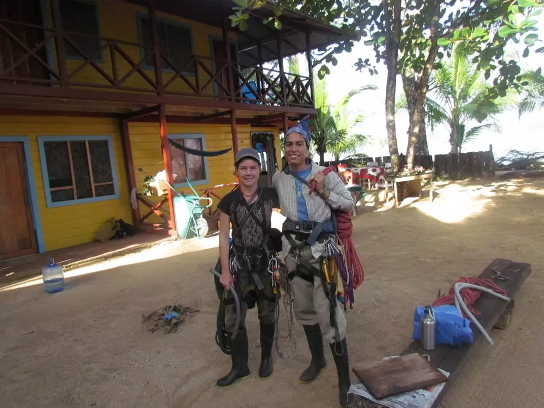 Conservation biologists Tremaine Gregory (sab laug) thiab Farah Carrasco Rueda (txoj cai) pose rau ib daim duab nyob rau hauv lawv nce toj iav sab nraum lub tsev nyob rau hauv Panama thaum lub sij hawm ib tug ntoo-nce toj.