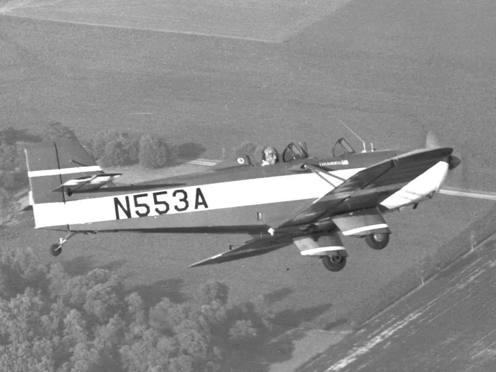 El dissenyador d'avions Neal Loving volant el seu WR-3 a prop de Springfield, Ohio.