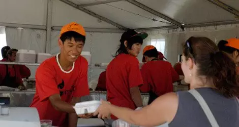 Um visitante experimenta comida do sudeste asiático no Smithsonian Folklife Festival de 2011