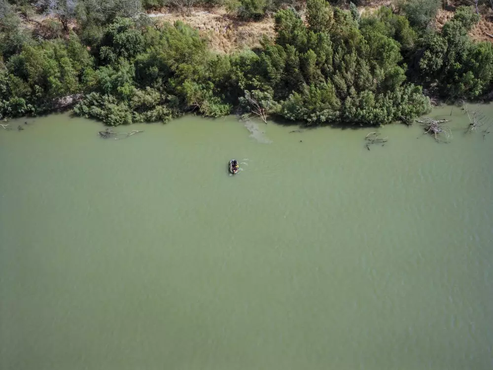 Migrant raft op Rio Grande