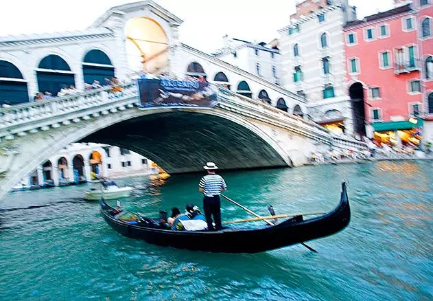 Veliki kanal mostu Rialto v Benetkah Italija