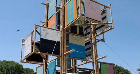 2011年のスミソニアンフォークライフフェスティバルでのコロンビアの都市の建物を表す抽象的な彫刻。