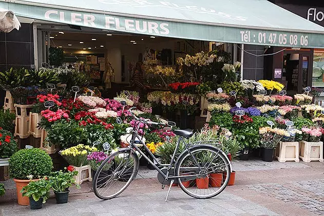Велосипед надвор од штандот за цвеќиња Rue Cler Paris