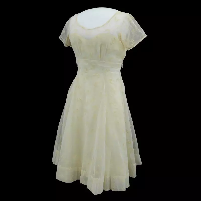 Бела тантела фустан
