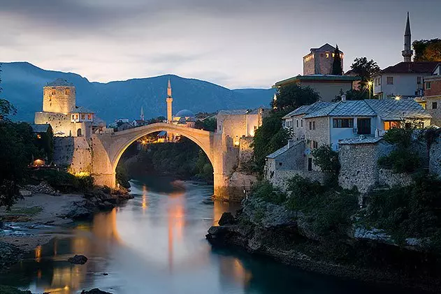 Sasak heubeul ngaliwatan walungan Neretva Mostar Bosnia jeung Hérzégovina