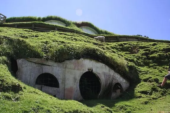 The Hobbit ທີ່ເຈົ້າເຕີບໂຕຂຶ້ນມານັ້ນບໍ່ຄືກັບຕົ້ນສະບັບ, ຈັດພີມມາເມື່ອ 75 ປີກ່ອນມື້ນີ້.