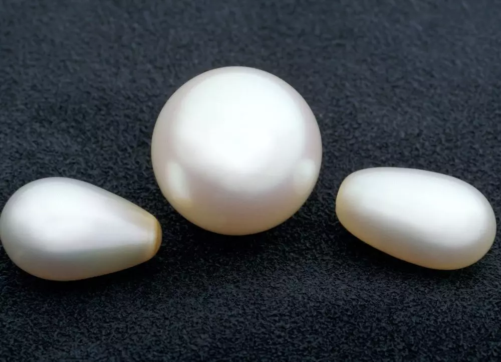 A gömbölyű és ovális alakú sima gyöngyöket általában a kagylók hozzák létre a gyöngyfarmokban, mint a kagylók. Mint minden drágakőnél, minél kevesebb folt van rajtuk, annál értékesebbek. (Chip Clark, Smithsonian)