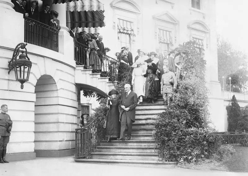 Itom ug puti nga litrato ni Curie ug Presidente Harding sa mga lakang sa White House