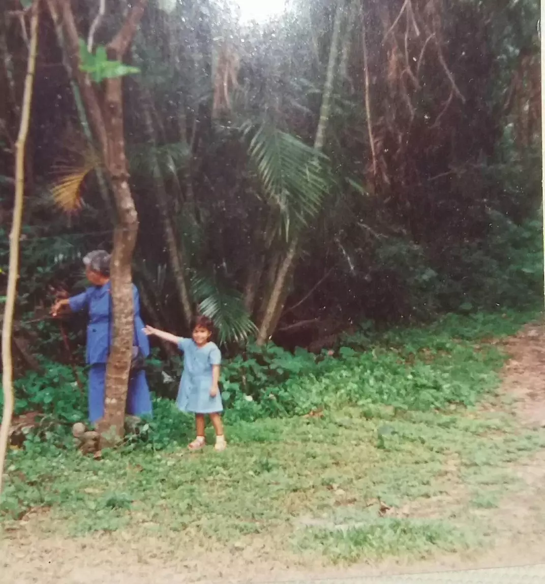 ახალგაზრდა გოგონა ტყის პირას უფროს ქალთან ერთად