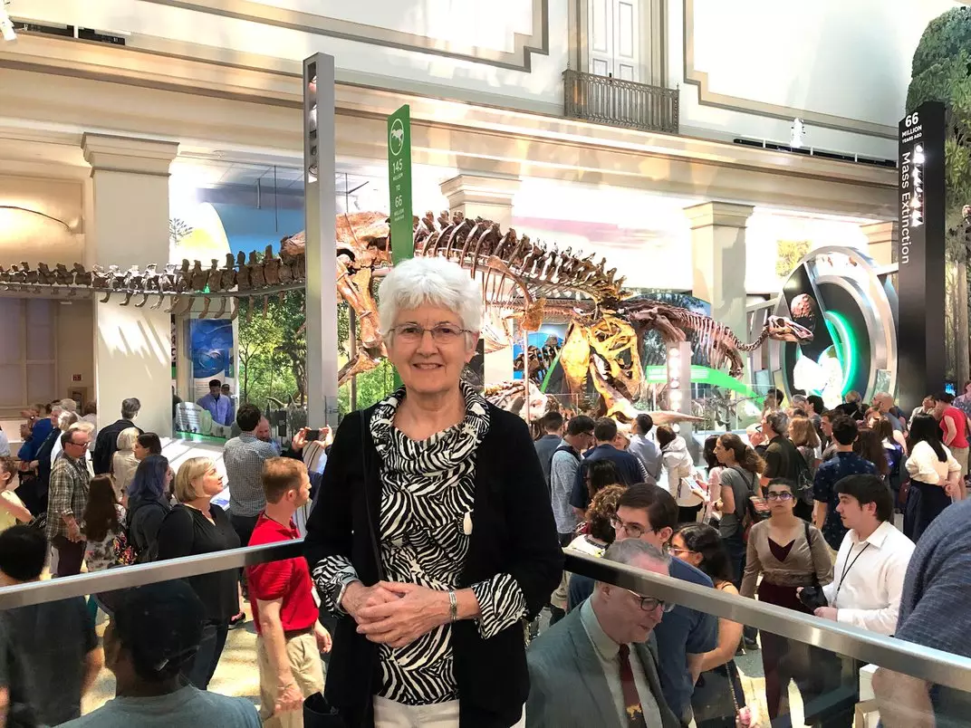 Un groupe de personnes dans une exposition de dinosaures.