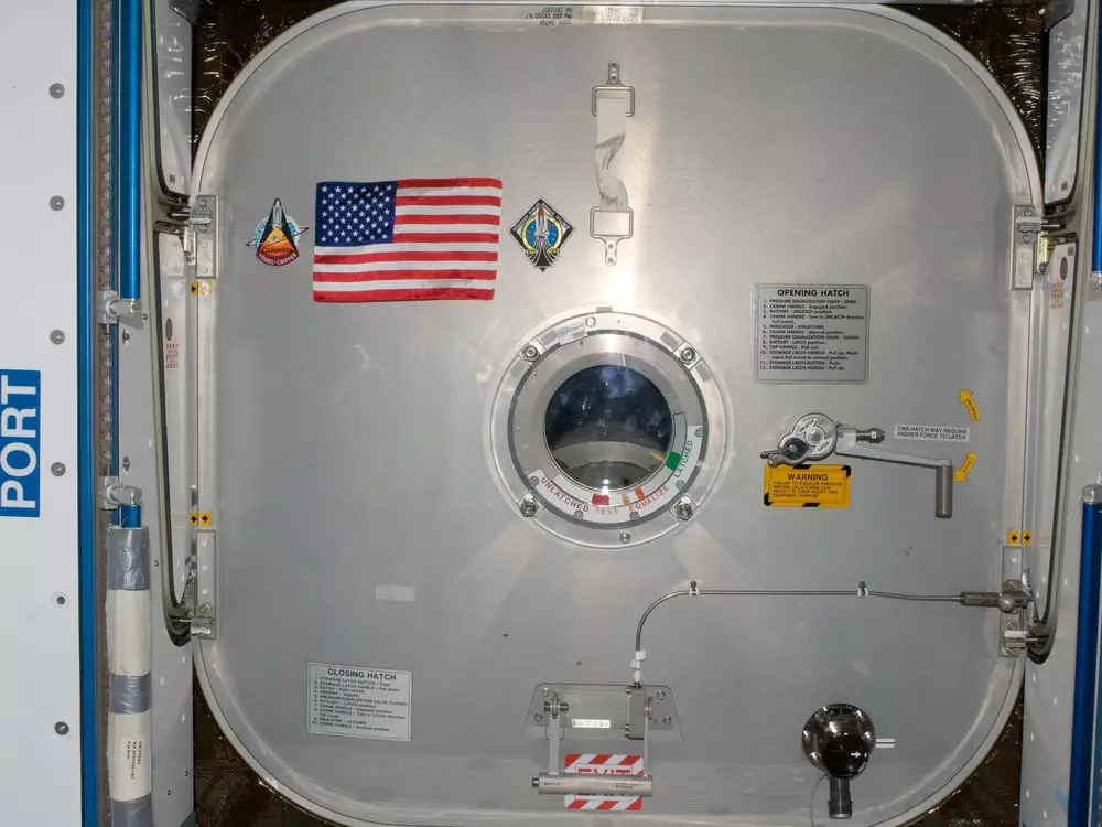 Цей американський прапор був залишений на Міжнародній космічній станції екіпажем STS-135, останньої місії космічного човника, з наміром отримати його наступним екіпажем для запуску з американської землі.