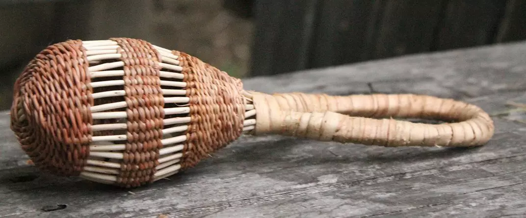 Closeup ntawm woven nyom rattle.