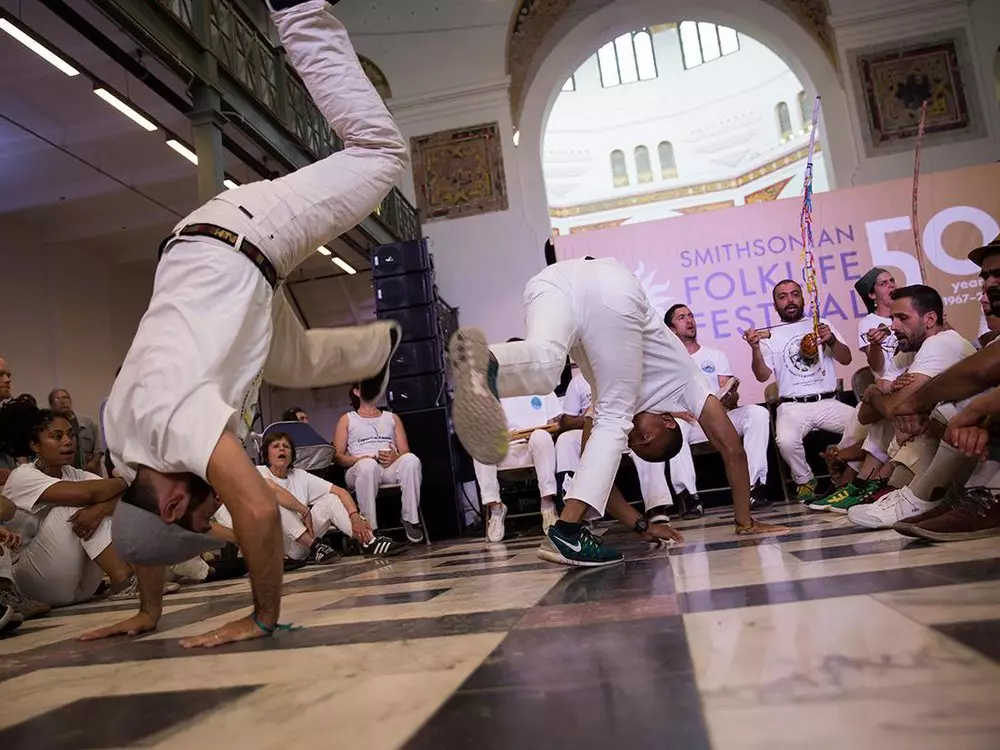 2017 Folklife Festivalında İncəsənət və Sənaye Binasında Capoeira roda.