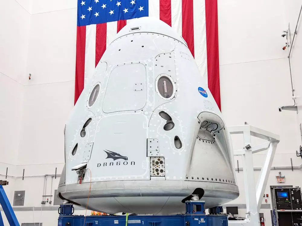 Le vaisseau spatial Crew Dragon de Space X, qui fait partie du programme d'équipage commercial de la NASA.