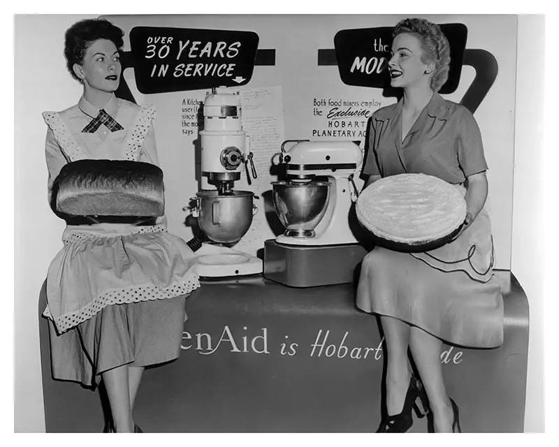 เป็นเวลากว่า 100 ปีแล้วที่ KitchenAid เป็นแบรนด์เครื่องผสมอาหารแบบยืนขึ้น