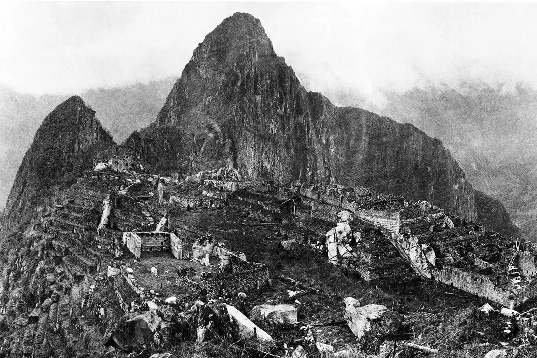 Yaleen sidoksissa olevan tutkijan Hiram Bingham III:n vuoden 1912 valokuva Machu Picchusta