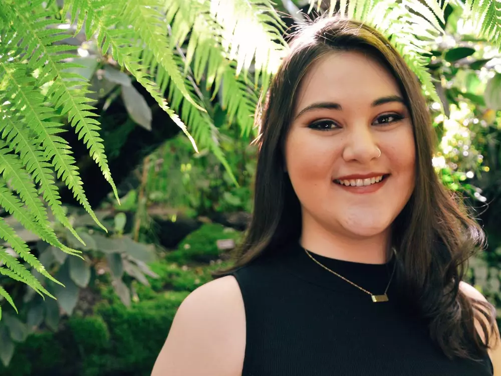 Gabrielle Lee (Kanaka Maoli), la primera intérprete cultural nativa hawaiana del personal del Museo Nacional del Indio Americano, en una pequeña sección del Jardín Botánico de Nueva York que presenta plantas nativas de Hawái. (Cortesía de Gabbi Lee)