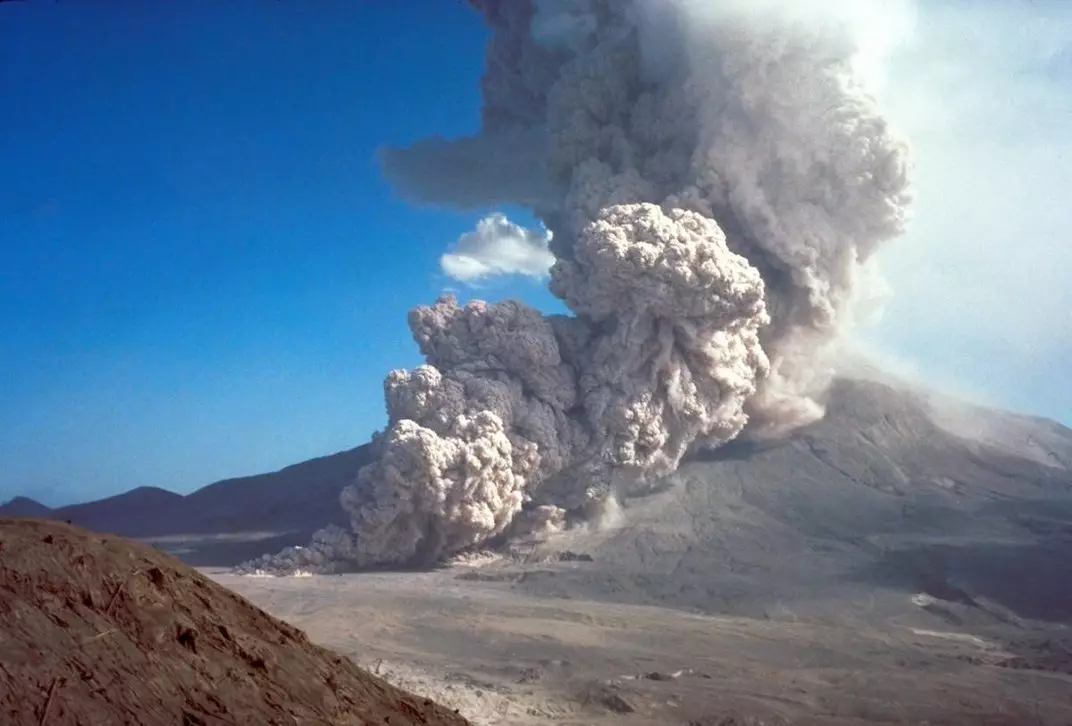 Oblak pepela i kamenja izbacuje iz vulkana koji eruptira.