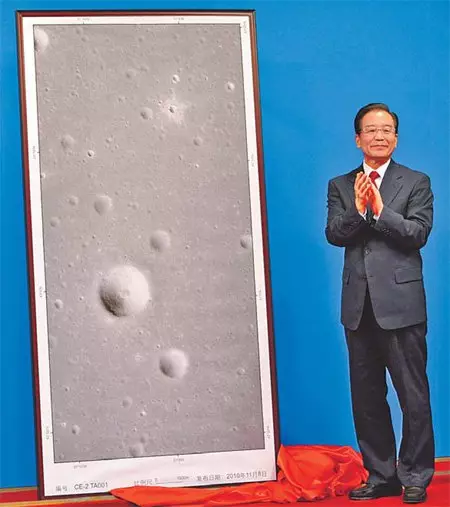 Fotografija lunine površine, ki jo je posnela kitajska sonda Chang'e 2.
